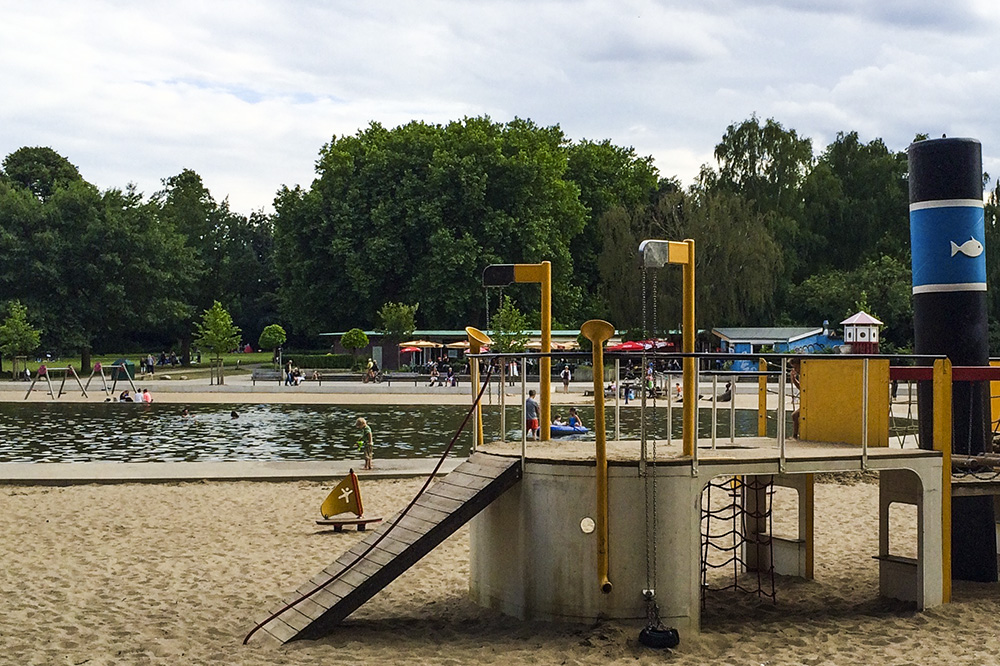 Wettschaukeln auf dem Spielplatz im Stadtpark | Mit Vergnügen Hamburg