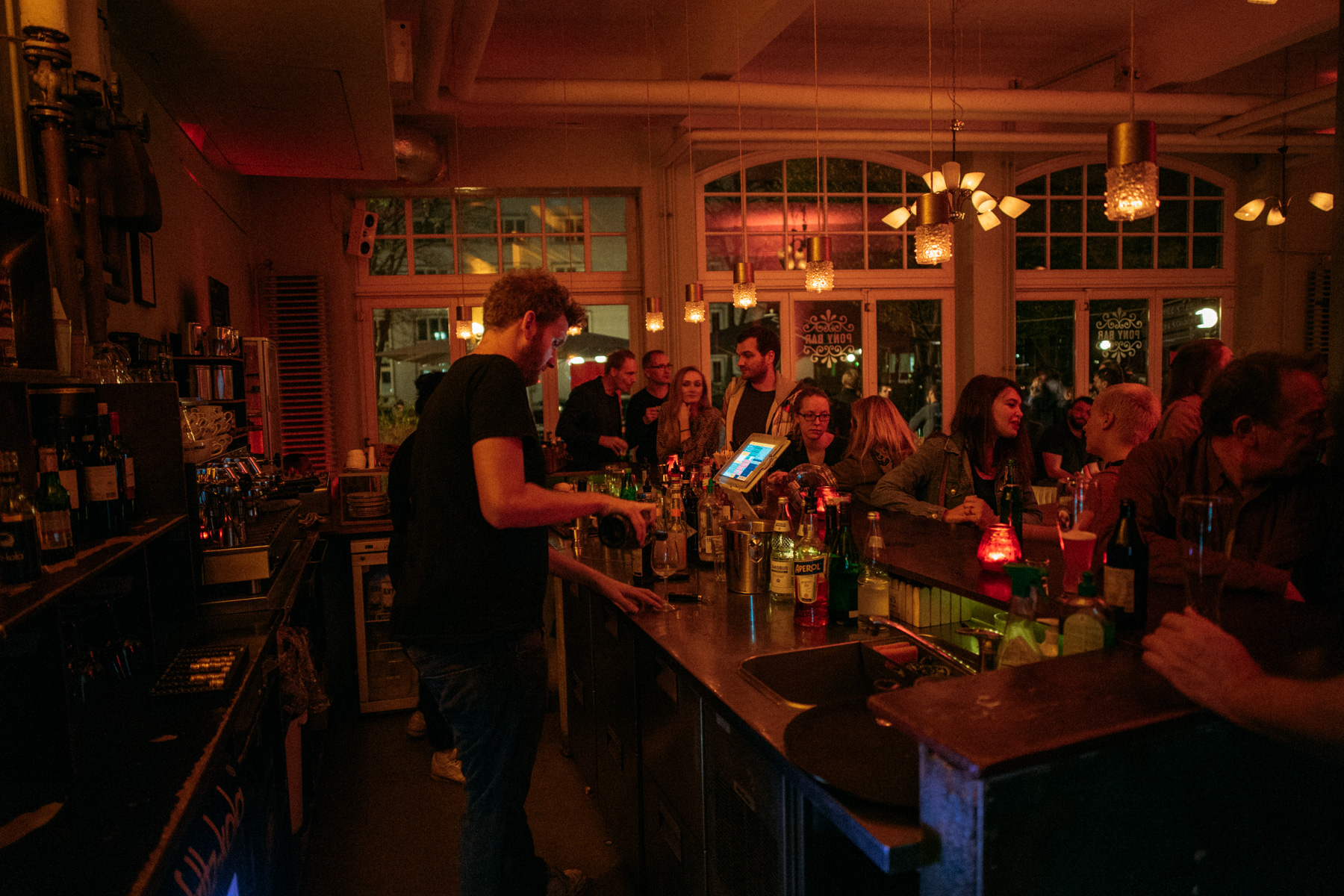 Buntes Publikum trinkt in der Pony Bar | Mit Vergnügen Hamburg