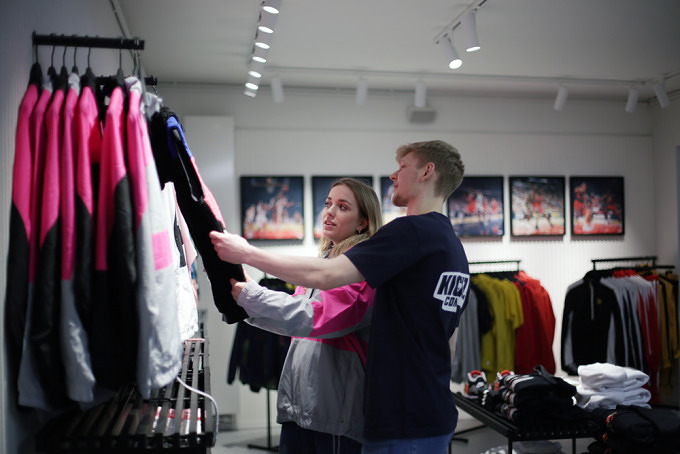 Was das Sneaker-Herz begehrt: Auf Shopping Tour im KICKZ Store | Mit ...