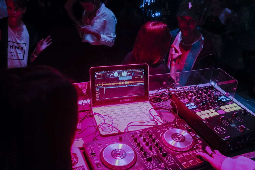 Kostenlose Technobeats auf die Ohren in der Pooca Bar | Mit Vergnügen ...