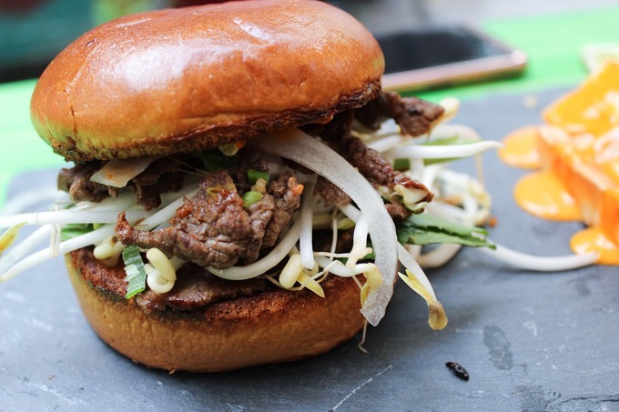 Pho und Burger ergibt Pho-Burger! Kommt zum Hanging out Café x Hoang ...